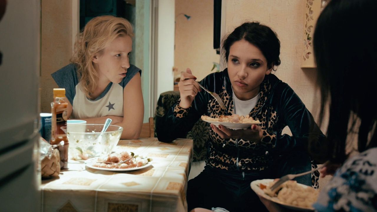 Современные русские комедийные сериалы (ТНТ, Premier, СТС).