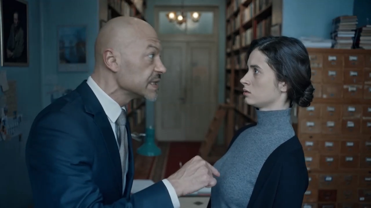 Современные русские комедийные сериалы (ТНТ, Premier, СТС).